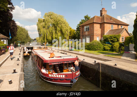 Boats and the lock keeper and lock house, Shiplake Lock on the River ...