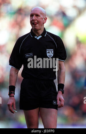 JOHN ROWBOTHAM FIFA REFEREE 11 March 2000 Stock Photo - Alamy