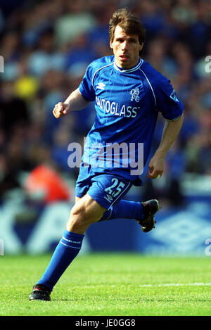 GIANFRANCO ZOLA CHELSEA FC 09 April 2000 Stock Photo - Alamy
