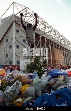 TRIBUTE TO FANS LEEDS UNITED FC 01 May 2000 Stock Photo - Alamy