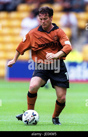 ANDY SINTON WOLVERHAMPTON WANDERERS FC 14 August 2000 Stock Photo - Alamy
