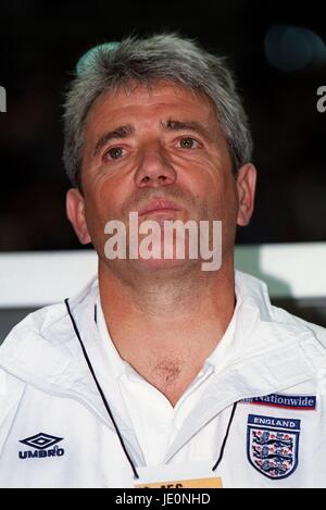 KEVIN KEEGAN ENGLAND COACH PARIS STADE FRANCE 02 September 2000 Stock ...