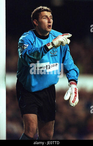 PAUL GERRARD EVERTON FC 18 August 2001 Stock Photo - Alamy