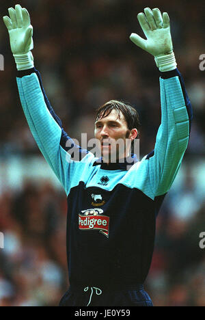 IAN FEUER DERBY COUNTY FC PRIDE PARK DERBY ENGLAND 20 October 2001 ...
