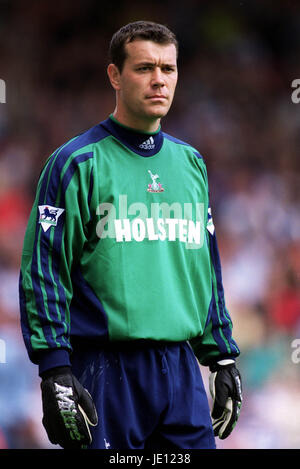 NEIL SULLIVAN TOTTENHAM HOTSPUR FC 25 August 2001 Stock Photo - Alamy
