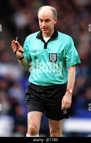 DAVID ELLERAY PREMIER LEAGUE REFEREE 02 April 2000 Stock Photo - Alamy