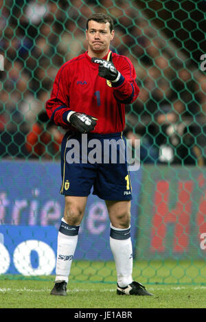 NEIL SULLIVAN SCOTLAND & TOTTENHAM HOTSPUR HAMPDEN PARK GLASGOW 01 ...