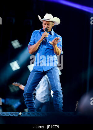 Country singer Neal McCoy on stage with grandchildren at the Hodag ...