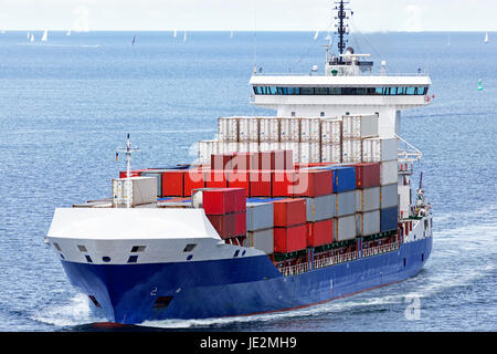 Containerschiff auf der Ostsee bei Kiel Stock Photo - Alamy