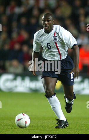 SOL CAMPBELL ENGLAND & ARSENAL FC ESTADIO DA LUZ LISBON PORTUGAL 13 ...