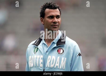 RUUD GULLIT FEYENOORD COACH ST JAMES PARK NEWCASTLE 31 July 2004 Stock ...