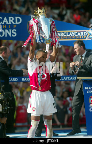 THIERRY HENRY WITH TROPHY PREMIERSHIP CHAMPIONS 03-04 HIGHBURY LONDON ...
