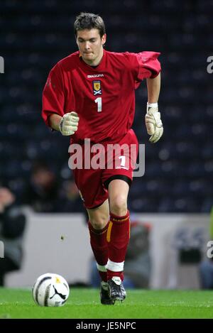 CRAIG GORDON SCOTLAND & HEART OF MIDLOTHIAN HAMPDEN PARK GLASGOW ...