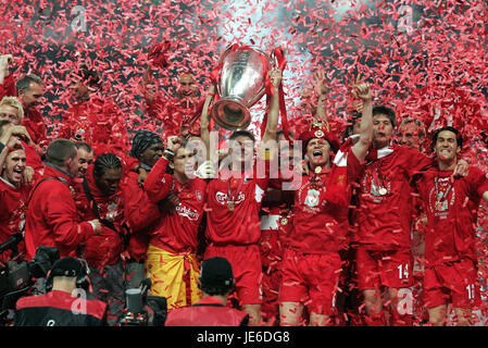 LIVERPOOL LIFT EUROPEAN CUP CHAMPIONS LEAGUE FINAL 2005 ISTANBUL TURKEY ...