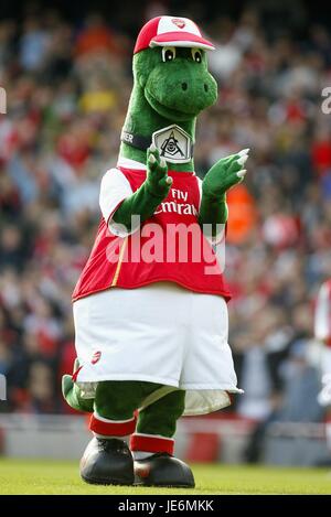 GUNNERSAURUS REX ARSENAL FC FOOTBALL MASCOT LONDON ENGLAND UK 16 ...