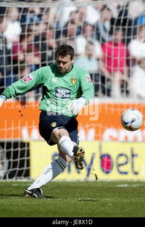 NEIL SULLIVAN LEEDS UNITED FC ELLAND ROAD LEEDS ENGLAND 31 October 2004 ...