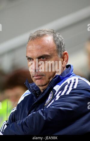AVRAM GRANT CHELSEA FC MANAGER KC STADIUM HULL ENGLAND 26 September ...