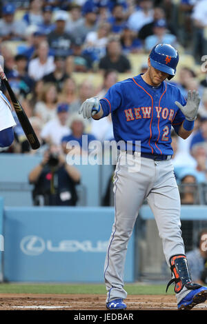 New York Mets' Gavin Cecchini waits on deck to bat during a baseball ...