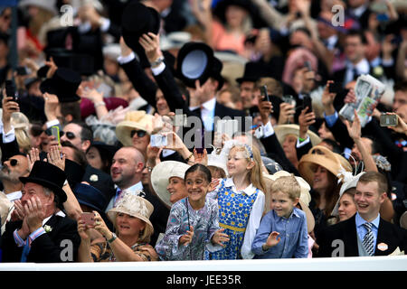 Racegoers applaud as Queen Elizabeth II arrives in the State Bentley ...