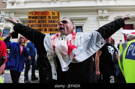 English Defence League (EDL) protest against Muslims Against Crusades ...