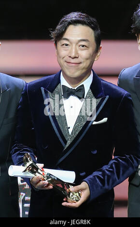 Shanghai, China. 25th June, 2017. Actor Huang Bo (L) receives the best ...