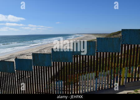 Baja-California (Mexico) : Tijuana, border between the USA and Mexico ...