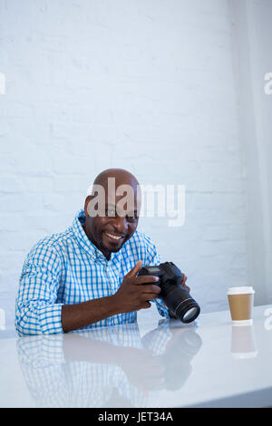 Man checking photo in camera Stock Photo - Alamy