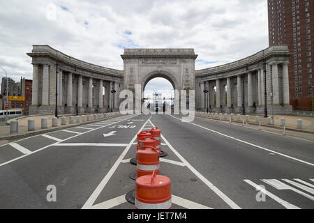 The Arch and Colonnade of the Manhattan Bridge Approach Stock Photo - Alamy