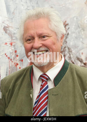 Ex-OB Dr. Willi Polte (SPD) at presentation of the AMEMUS bell on 10/30 ...