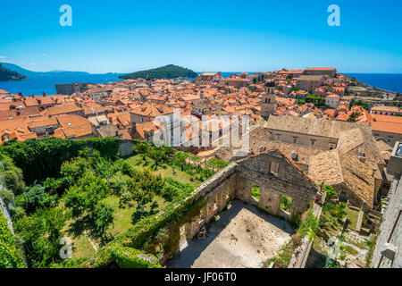 Architecture in the old town of Dubronik, Croatia Stock Photo - Alamy
