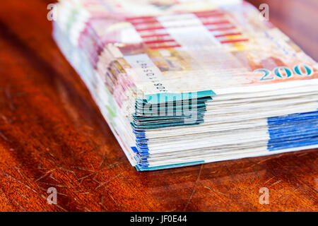 Two hundred shekel bank notes Stock Photo - Alamy