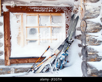 Skis leaning against wall Stock Photo - Alamy
