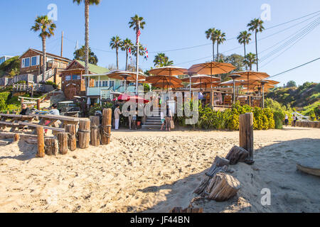Outdoor dining at The Beachcomber Cafe, Crystal Cove State Park ...