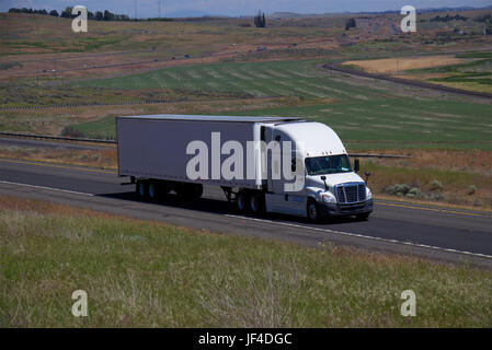 White Freightliner Cascadia / White Unmarked Trailer Stock Photo - Alamy