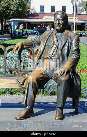 Sculpture of the famous actor Leonid Utesov in Odessa Stock Photo - Alamy