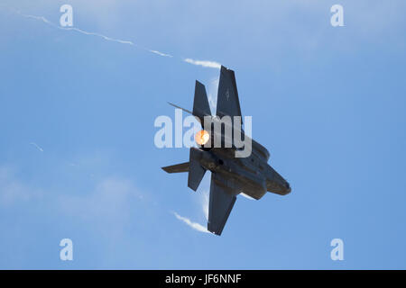 A U.S. Air Force F-35 Lightning II receives fuel from a KC-135 ...
