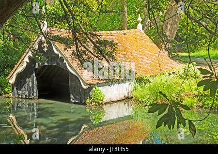 Scotney Medieval Castle, House Boat on Lake, Lamberhurst, Kent Stock ...