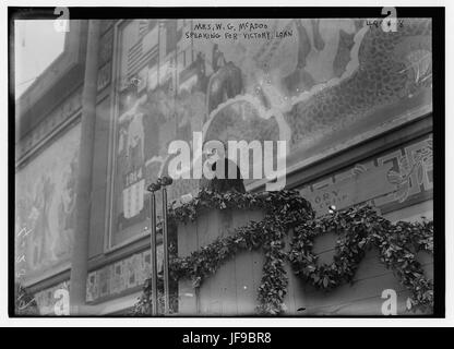 Mrs. W.G. AcAdoo, Speaking for Victory Loan, Photograph shows Eleanor ...