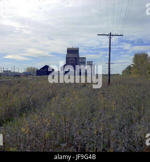 Historical building -Alberta Pool Grain Elevator, west side Stock Photo ...