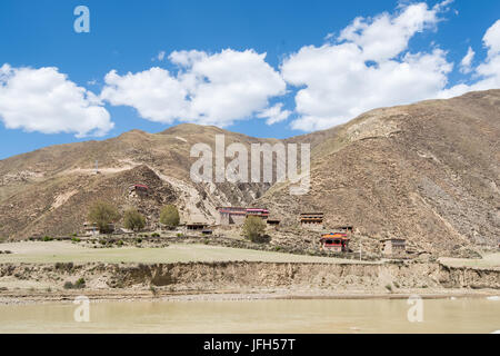 Traditional tibetan homes Stock Photo - Alamy