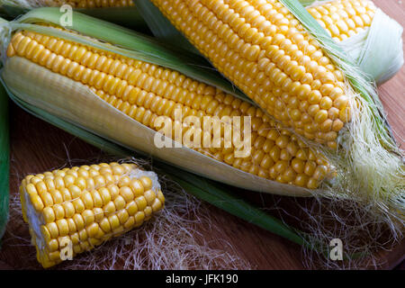 Fresh corn on cobs on a rustic wooden table. Copy space Stock Photo - Alamy