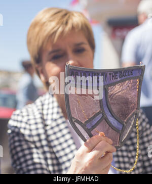 First Minister Nicola Sturgeon with cancer patients Laura Fitzsimmons ...