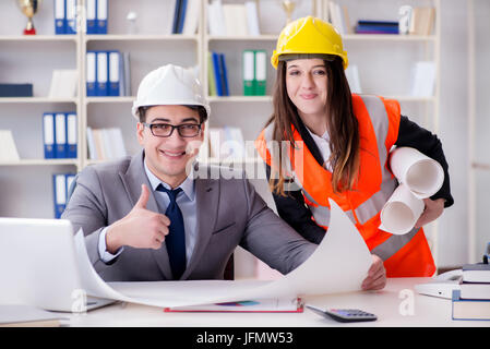 Construction foreman supervisor reviewing drawings Stock Photo - Alamy