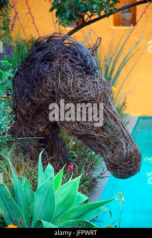 Sculpture of a Horse head by Rupert Till, in wire Stock Photo - Alamy