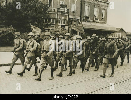 Een detachement van het 21e regiment infanterie uit Amersfoort passeert ...