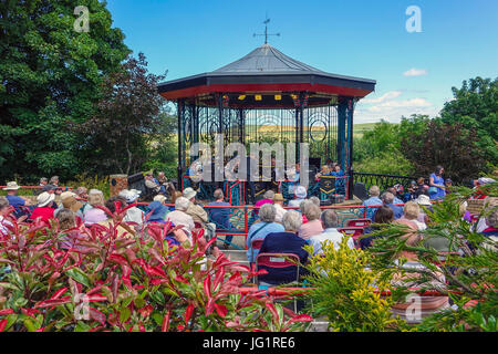 Saltburn-by-the-Sea bandstand with silver band and big audience Stock ...