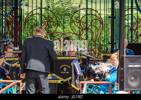 Saltburn-by-the-Sea bandstand with silver band and big audience Stock ...