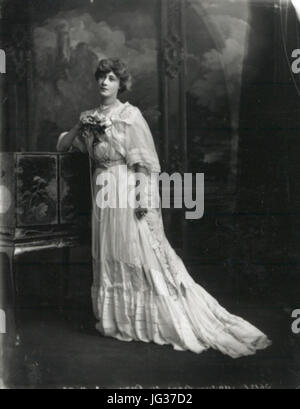 Liane de Pougy, a famous French dancer and courtesan, was photographed ...