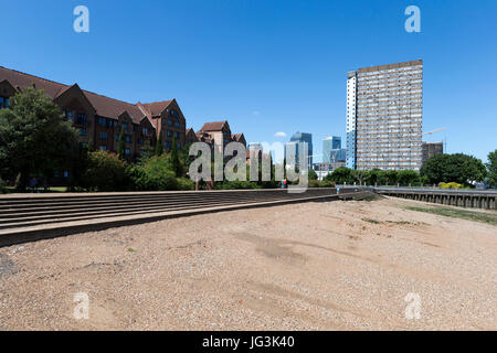 Riverside tower block Kelson House in Samuda Estate at sunset with ...