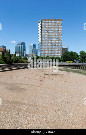 Riverside tower block Kelson House in Samuda Estate at sunset with ...